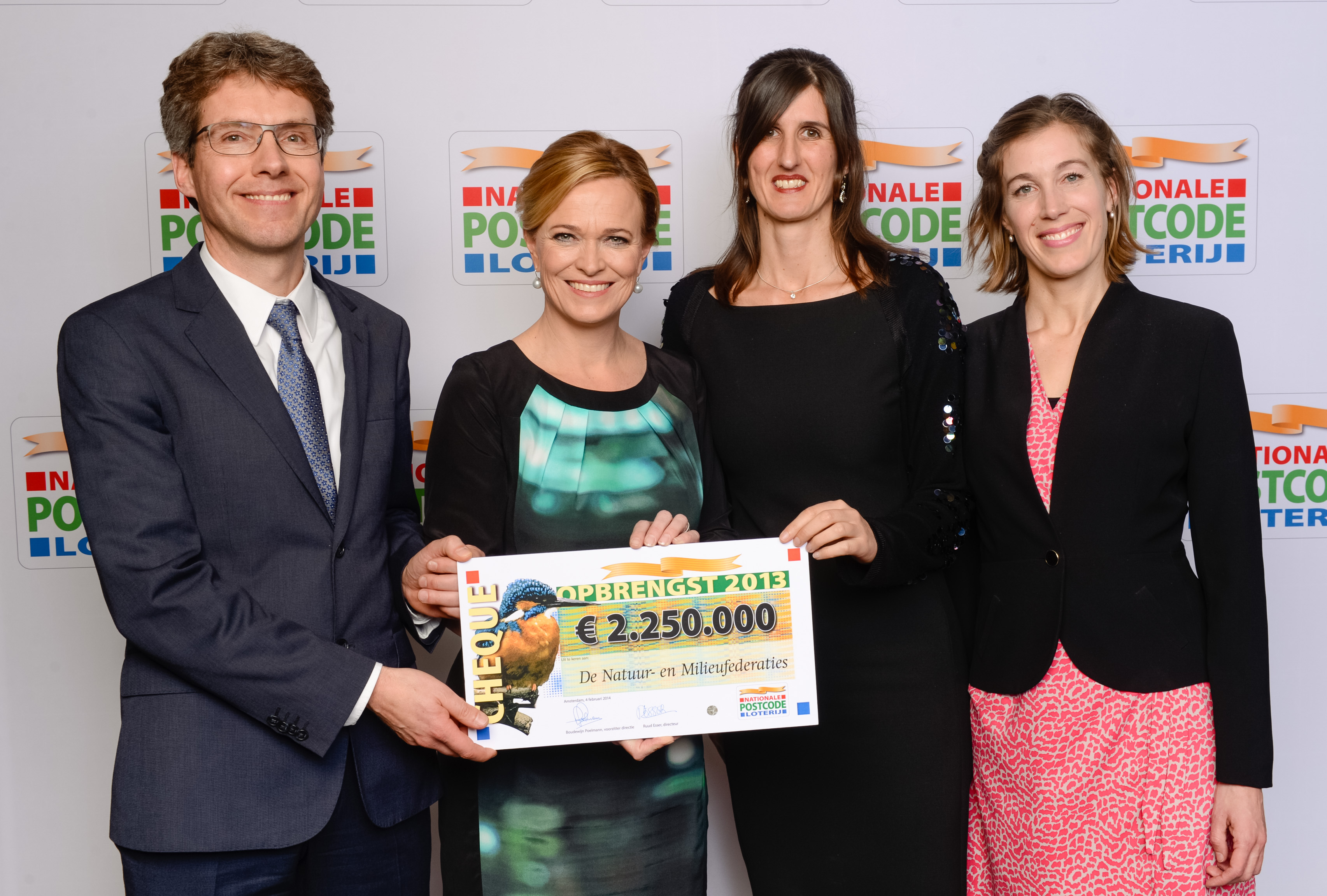 Cheque van €2.250.000 van Postcode Loterij voor De Natuur en ...