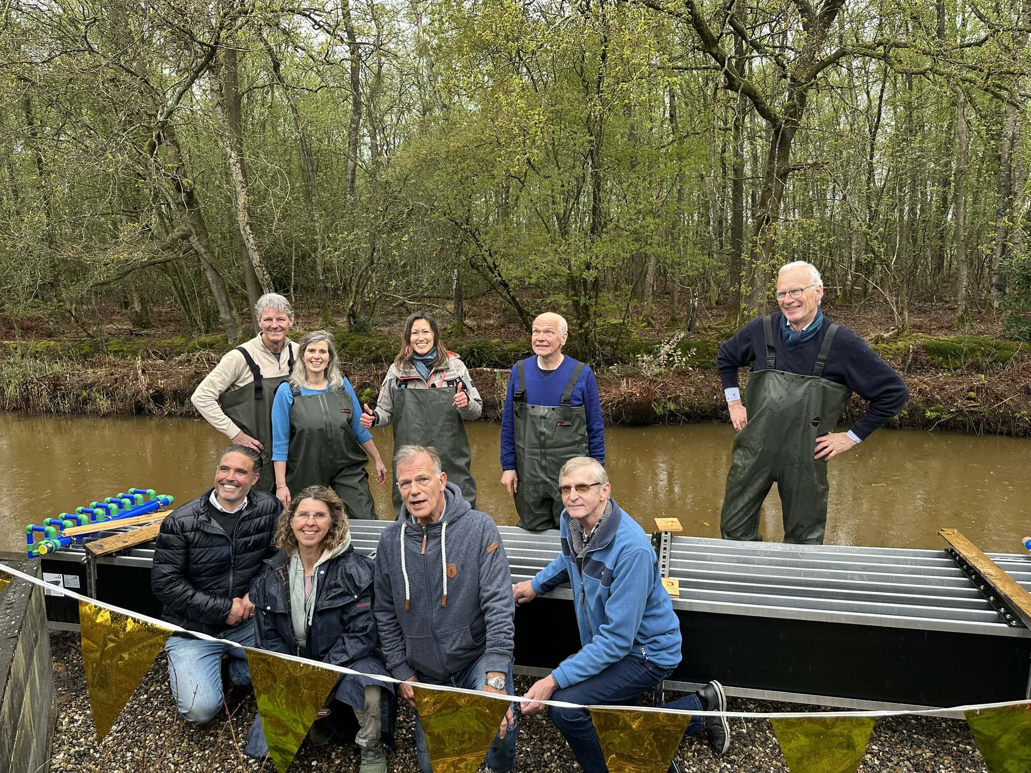 Primeur in Soest: buren plaatsen warmtewisselaar in de sloot - Natuur ...